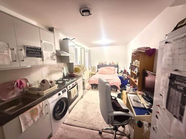 Pinn Close, Uxbridge UB8, Studio to rent, £1,200 pcm | PrimeLocation