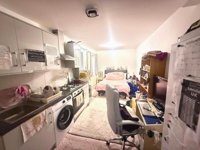 Pinn Close, Uxbridge UB8, Studio to rent, £1,200 pcm | PrimeLocation