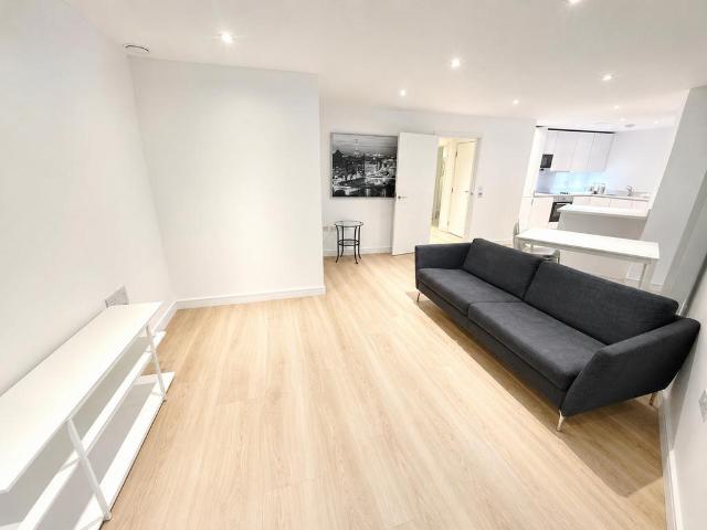 Pinnacle Apartments, Croydon, CR0 2 bed apartment to rent £1,950 pcm £450 pw