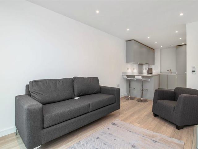 Pinnacle Apartments, Saffron Central Square, Croydon CR0, 1 bed flat to rent, £1,500 pcm | PrimeLocation