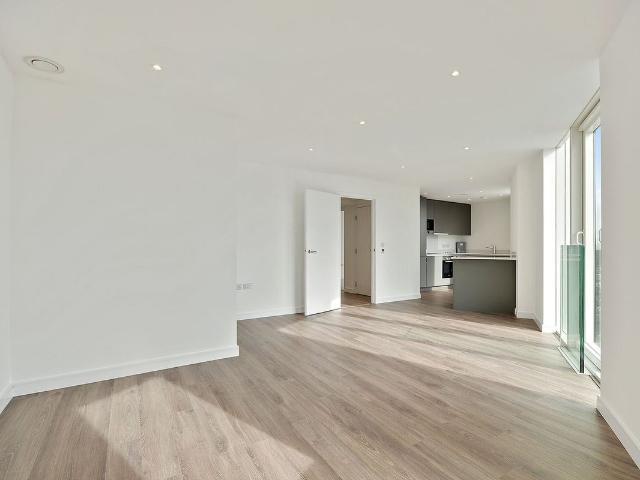 Pinnacle Apartments, Saffron Central Square, Croydon CR0, 2 bed flat to rent, £1,900 pcm | PrimeLocation