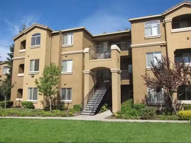 PINNACLE AT GALLERIA Roseville, CA