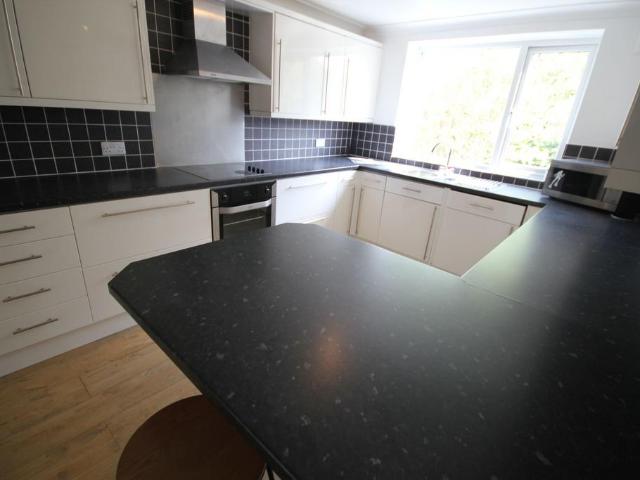 Pinner HA5 2 bed flat to rent £1,700 pcm £392 pw