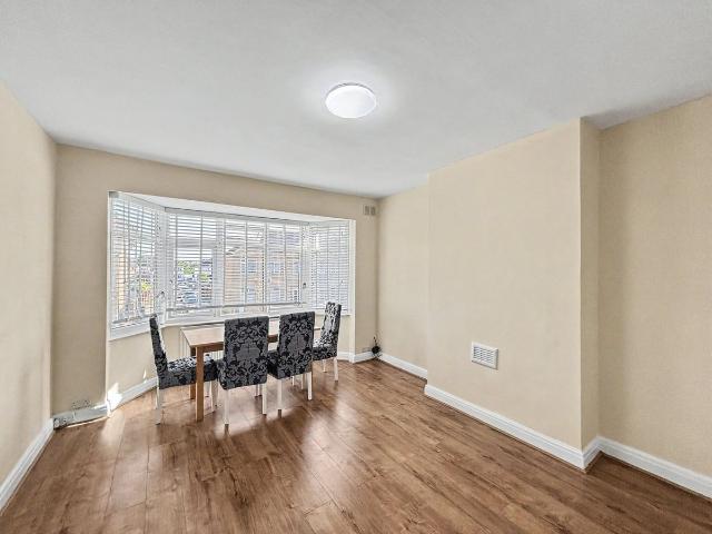 Pinner Park Avenue, Harrow HA2, 2 bed flat to rent, £1,750 pcm | PrimeLocation