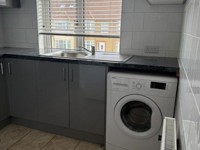 Pinner Park Avenue Harrow HA2, 2 bed flat to rent, £1,750 pcm | PrimeLocation