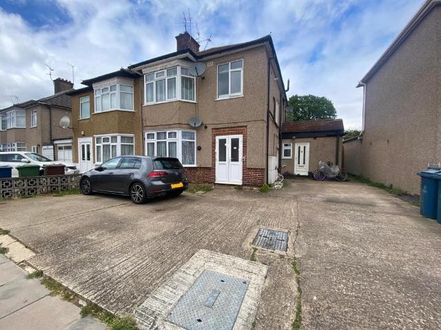 Pinner Park Avenue, Harrow HA2 2 bed flat to rent £1,750 pcm £404 pw