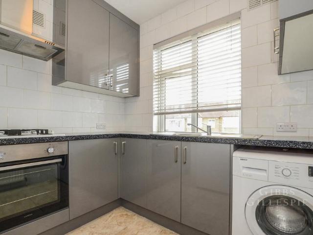 Pinner Park Avenue, Harrow, HA2 2 bed flat to rent £1,750 pcm £404 pw