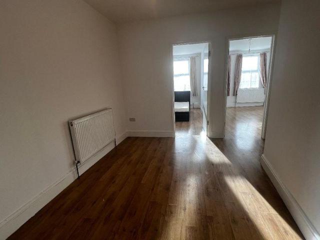 Pinner Road, Harrow HA1 2 bed property to rent £1,550 pcm £358 pw