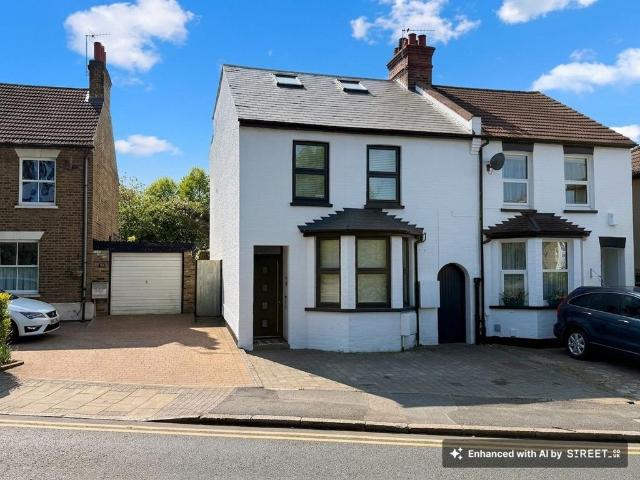 Pinner Road, Oxhey, Watford, WD19 2 bed apartment to rent £1,900 pcm £438 pw