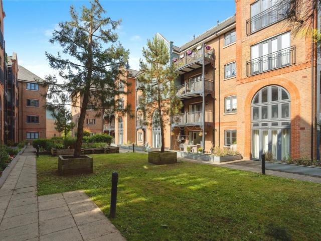Piazza House, Tonbridge TN9, 2 bed flat to rent, £1,450 pcm | PrimeLocation