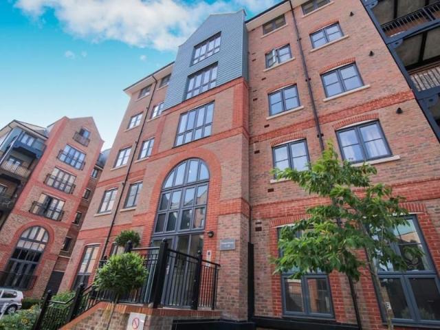 Piazza House, Tonbridge TN9, 2 bed flat to rent, £1,500 pcm | PrimeLocation