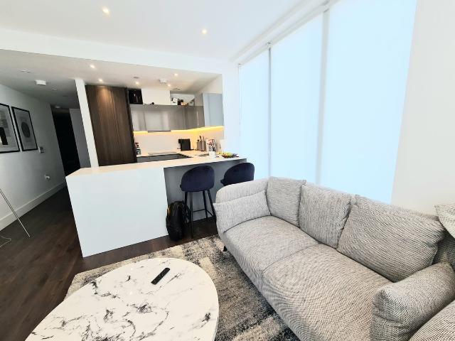 Piazza Walk, London E1, 1 bed flat to rent, £3,200 pcm | PrimeLocation