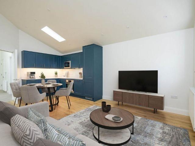 Piccadilly Place, London Road 2 bed apartment to rent £1,850 pcm £427 pw
