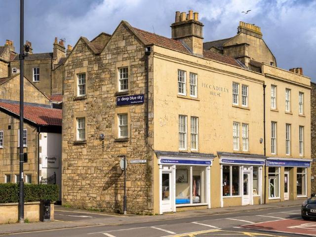 Piccadilly Place, London Road 2 bed apartment to rent £1,950 pcm £450 pw