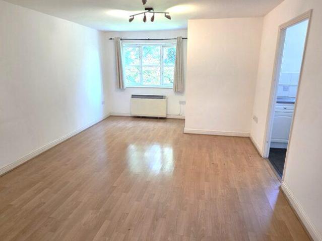 Pickard Close, N14 2 bed flat to rent £1,662 pcm £384 pw