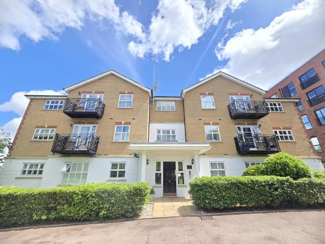 Pickard Close, LONDON, N14 2 bed house to rent £2,900 pcm £669 pw