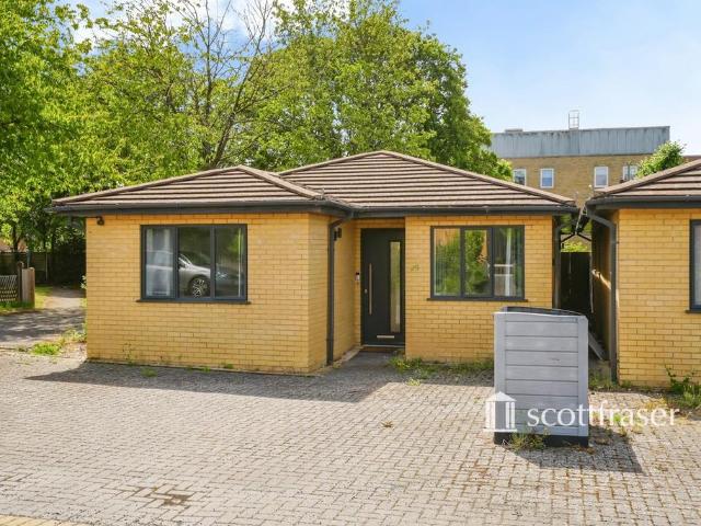 Pickett Avenue, Headington, Oxford, OX3 3 bed detached house to rent £2,250 pcm £519 pw