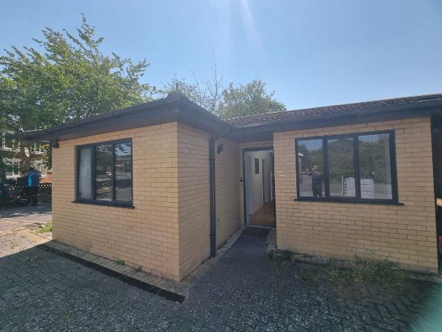 Pickett Avenue, Oxford OX3, 3 bed bungalow to rent, £2,100 pcm | PrimeLocation