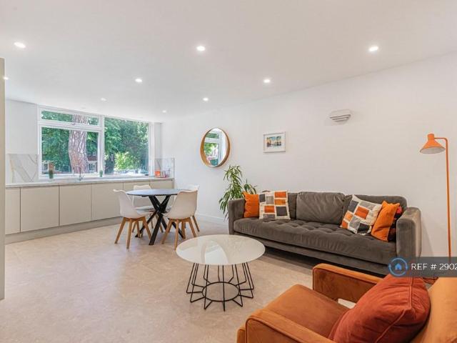 Pickwick Court, London, SE9 2 bed flat to rent £2,200 pcm £508 pw