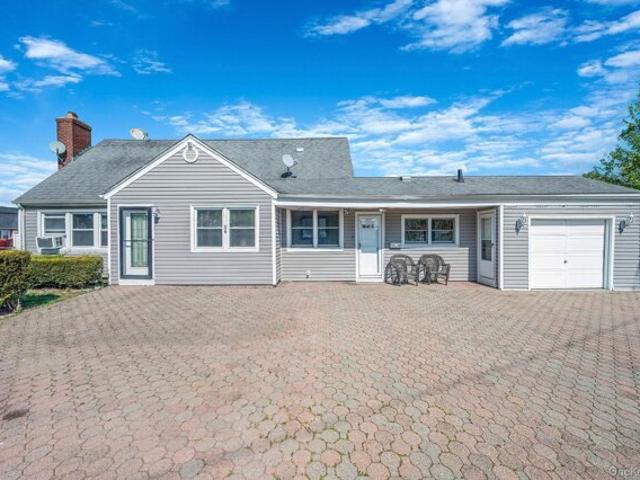 Pickwick Ln, North Babylon, Home For Sale