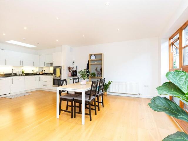 Pied Bull Yard, London, N1 3 bed maisonette to rent £4,250 pcm £981 pw