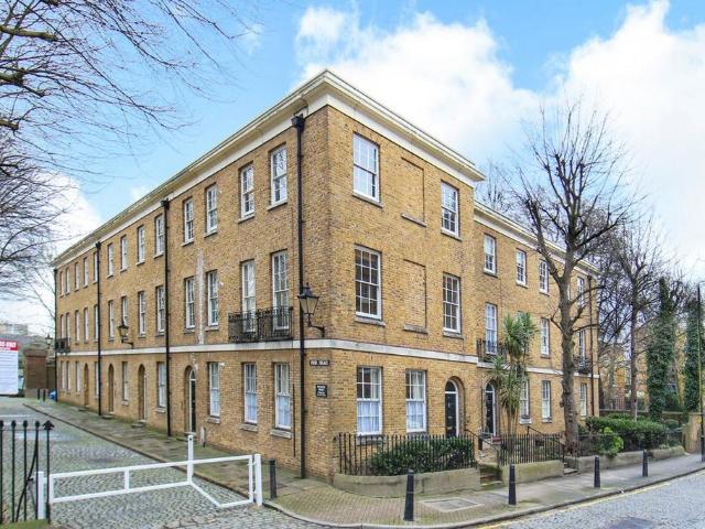 Pier Head, London E1W 1 bed flat to rent £2,500 pcm £577 pw