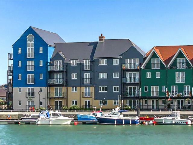 Pier Road, Littlehampton, West Sussex BN17, 2 bed flat to rent, £1,300 pcm | PrimeLocation