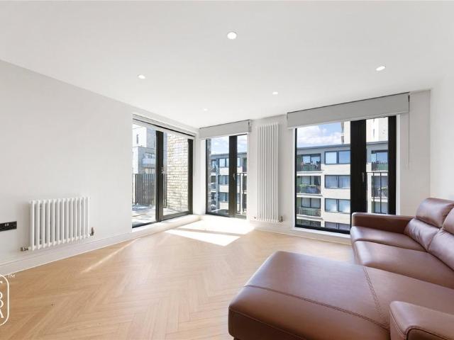 Pier Street, London, E14 2 bed apartment to rent £2,400 pcm £554 pw