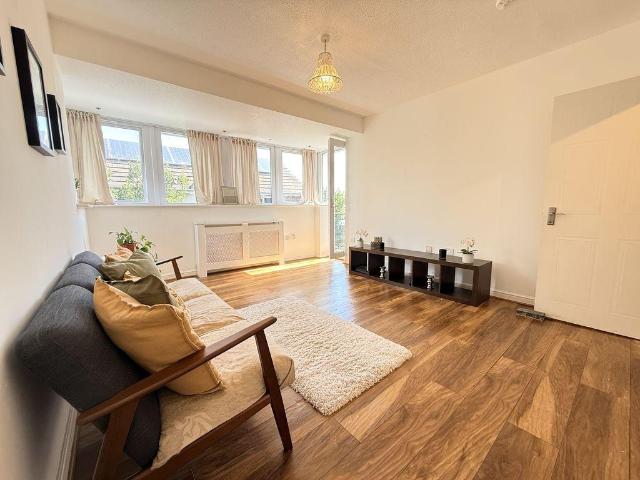 Pier Way London, Greenwich,SE28 0GQ 2 bed flat to rent £1,895 pcm £437 pw