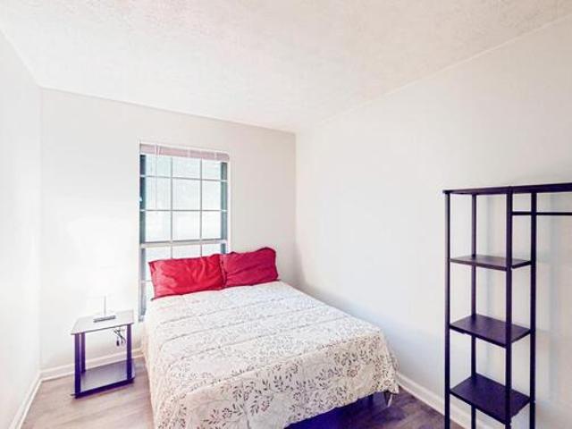 Pierce Rd Home, a 3 mins drive to transit stop Feldwood Rd & Royal South Pkwy