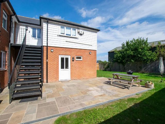 Piltdown, Nr Uckfield TN22, 1 bed flat to rent, £1,250 pcm | PrimeLocation