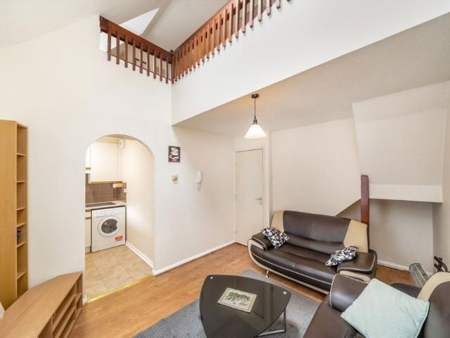 Pilgrims Close, N13, London