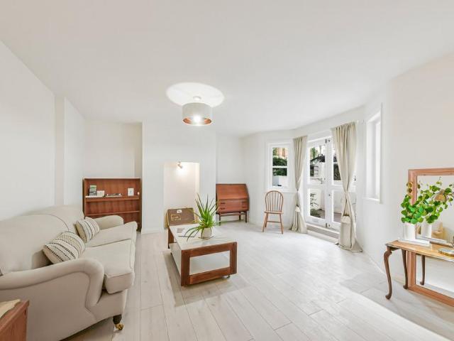 Pilgrims Lane, Hampstead, London 1 bed flat to rent £3,750 pcm £865 pw