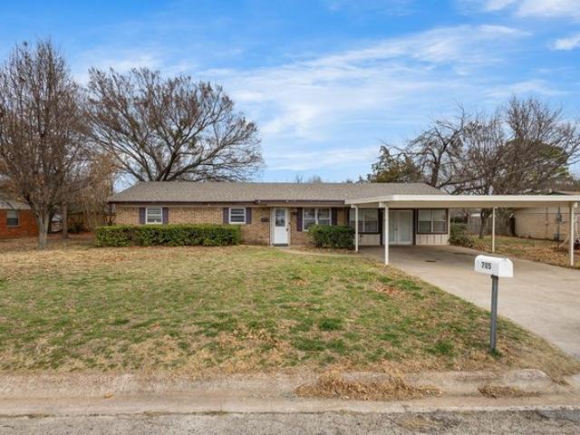 705 Pillar St, Bowie, TX 76230