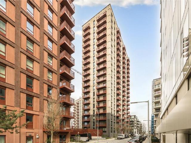 Pilot Walk, London, SE10 2 bed apartment to rent £2,800 pcm £646 pw
