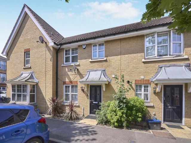 Piper Way, Ilford, IG1 3 bed terraced house to rent £2,300 pcm £531 pw