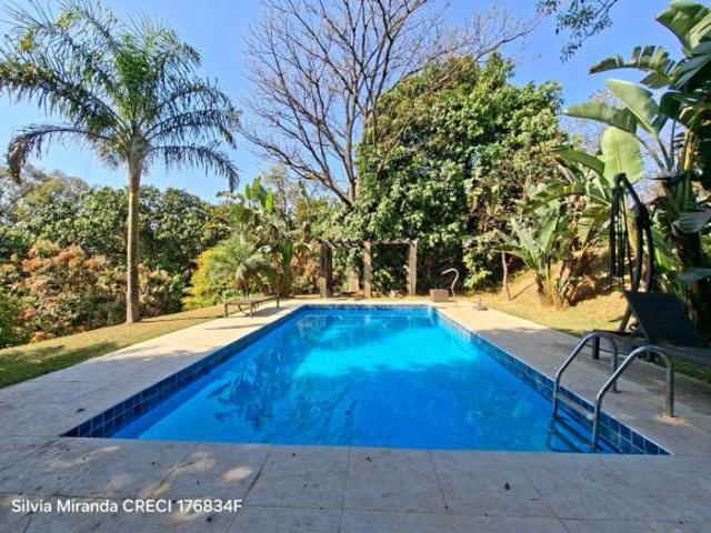 Piscina, uma área gourmet de respeito, muito espaço e privacidade em casa de alto padrão