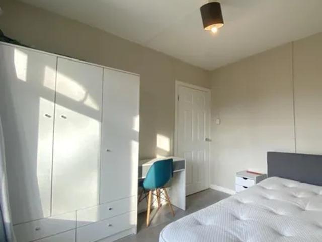 Pitt Crescent, London, SW19 8HT, United Kingdom | 4 bed apartment for rent #139267075 | Rentberry