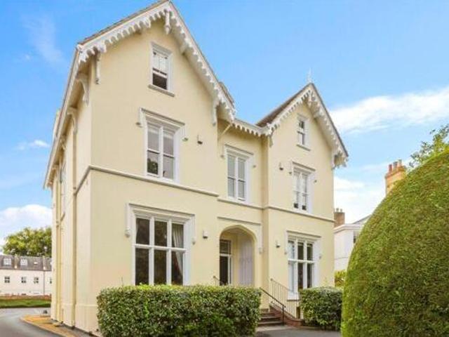Pittville Circus, Cheltenham, 2 Bedroom Flat