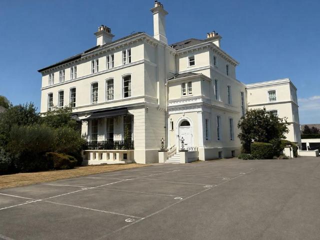 Pittville Circus Road, Cheltenham GL52 2 bed flat to rent £1,395 pcm £322 pw