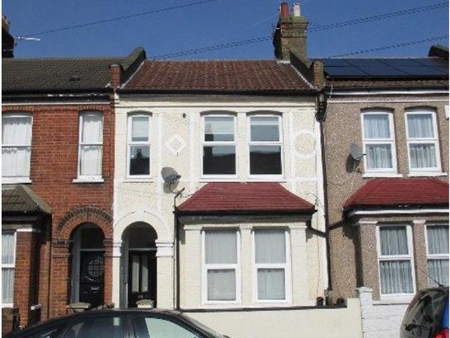 Pitcairn Road, London CR4, 2 bed flat to rent, £1,500 pcm | PrimeLocation