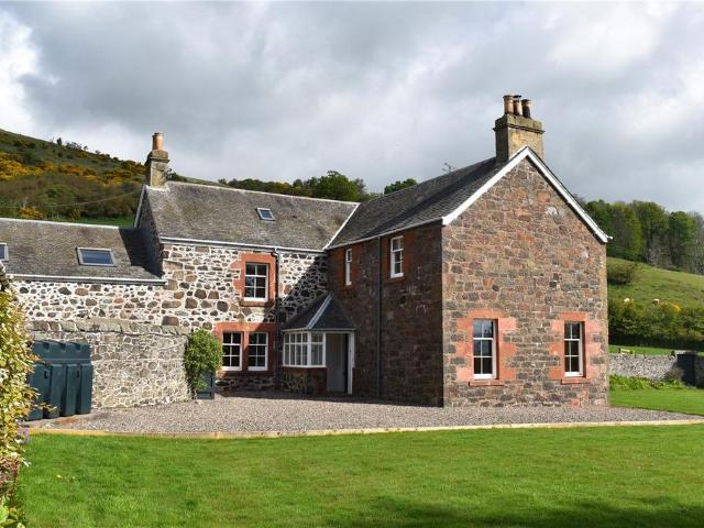 Pitroddie Farmhouse, Pitroddie. 5 bed detached house to rent £2,250 pcm £519 pw