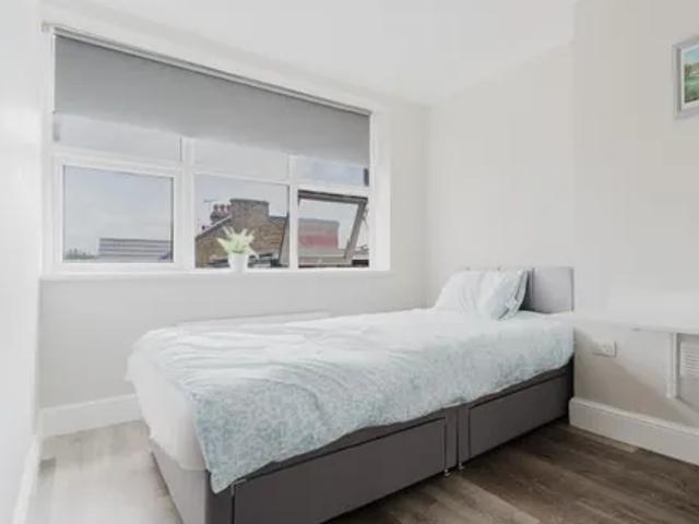 Pitshanger Lane Post Office, Pitshanger Lane, London, W5 1QP, United Kingdom | Room for rent #167692133 | Rentberry