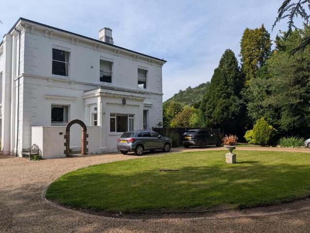 Pixham Lane, Dorking, RH4 2 bed apartment to rent £2,600 pcm £600 pw
