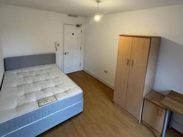 Pizza Hut Delivery, Smithdown Road, Liverpool, L15 5AE, United Kingdom | Room for rent #42661653 | Rentberry