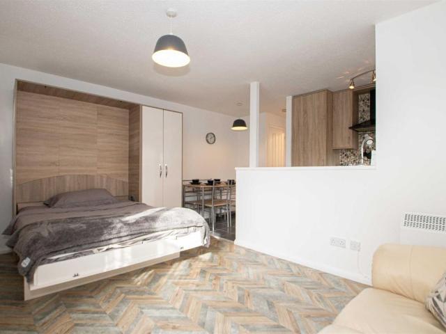 Pomander Crescent, Walnut Tree MK7, 1 bed flat to rent, £950 pcm | PrimeLocation
