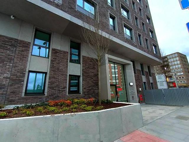 Pomfret Place, London E14 2 bed flat to rent £3,200 pcm £738 pw