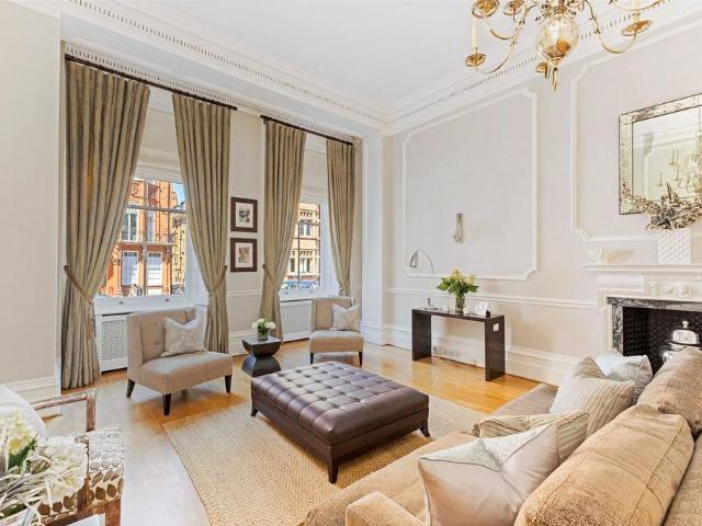 Pont Street, Knightsbridge, London, SW1X 3 bed apartment to rent £12,000 pcm £2,769 pw