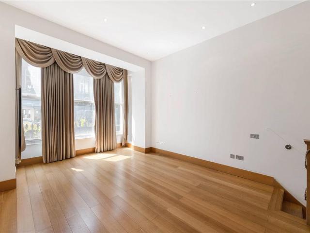 Pont Street, London, SW1X 2 bed flat to rent £3,878 pcm £895 pw