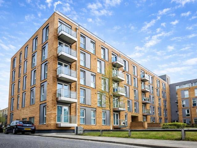 Pontes Avenue, Hounslow TW3, 1 bed flat to rent, £1,575 pcm | PrimeLocation